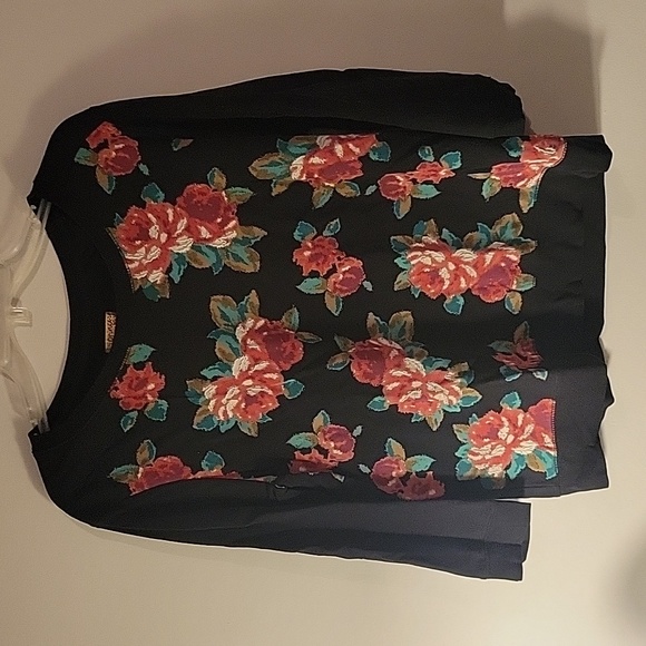 Vera Wang | Tops | Princess Vera Wang Rose Print Top | Poshmark